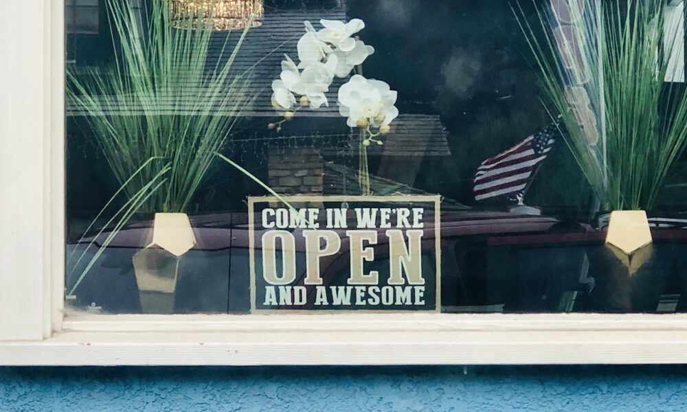 How to Target Your Audience with Window and Door Signs - TechAnnouncer